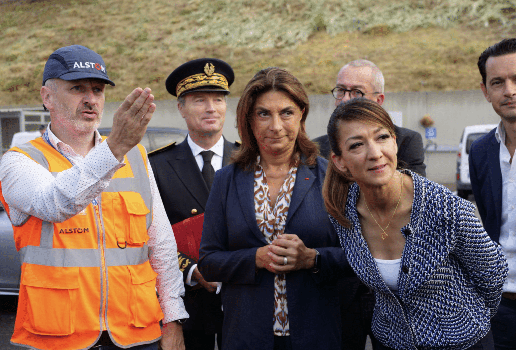 Une première rame du nouveau métro de Marseille, Neomma, entre en gare ...