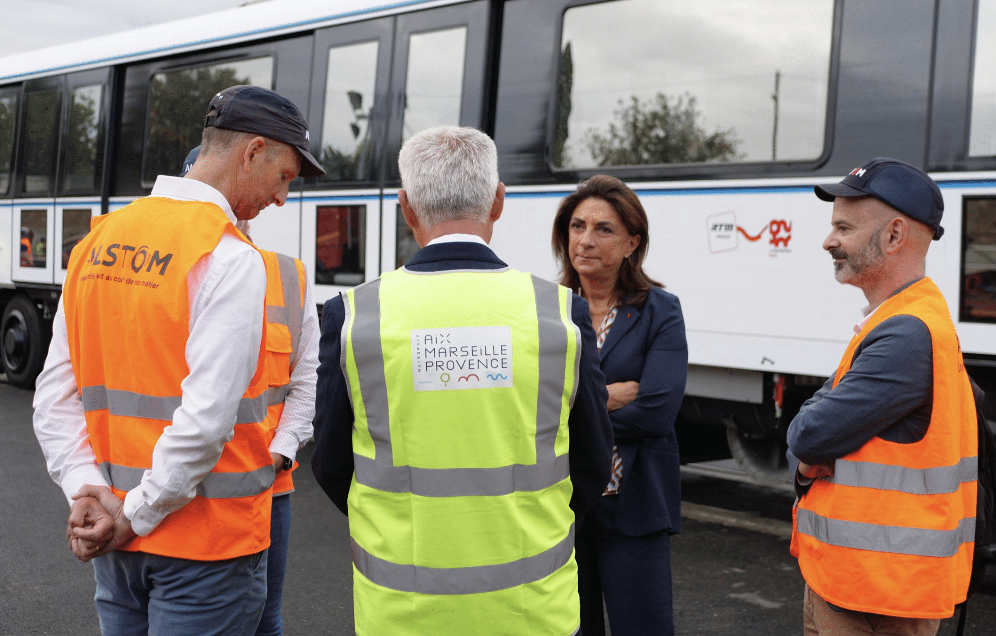 Une première rame du nouveau métro de Marseille, Neomma, entre en gare ...